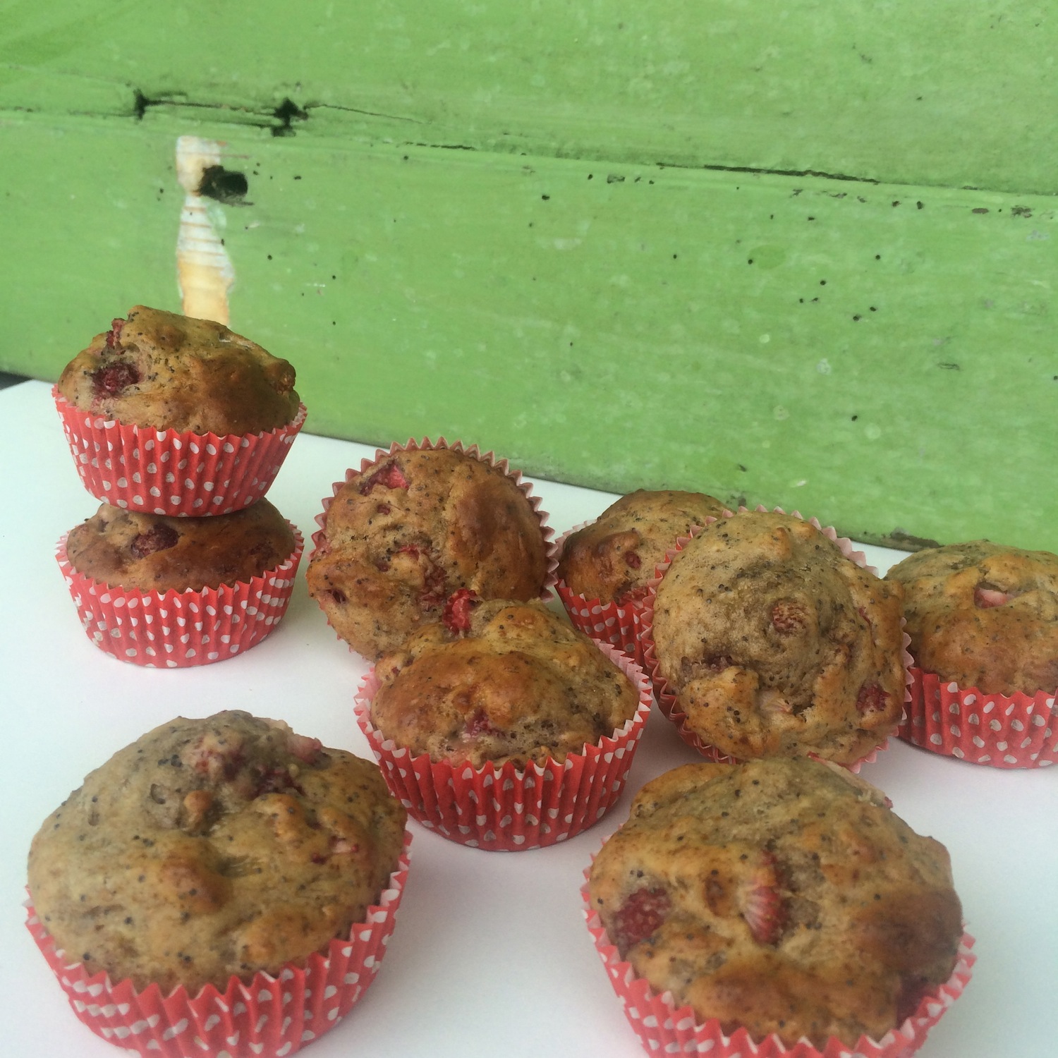 Muffini z vrtnimi in gozdnimi jagodami, makom in sladkim bananimi ...