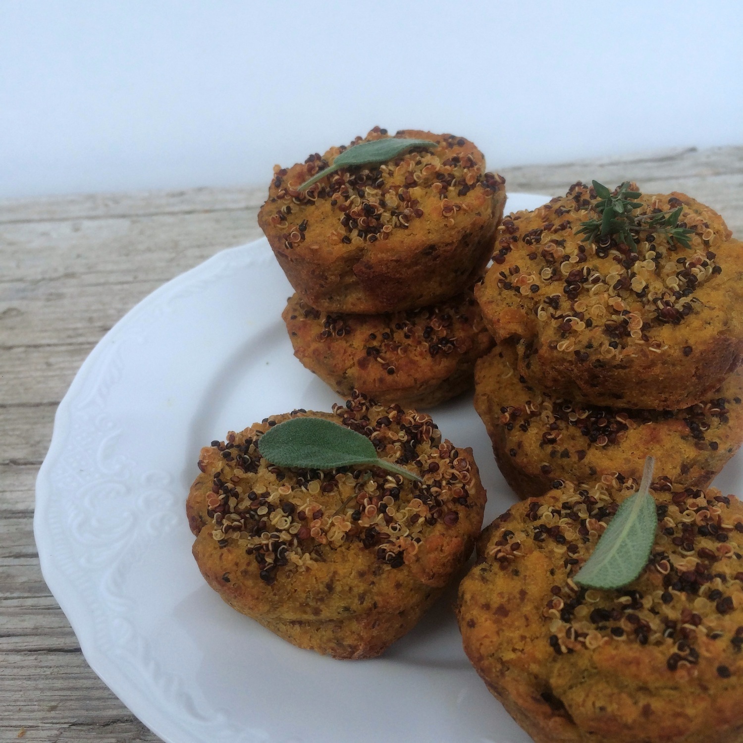Veganski zeliščni muffini z bučnim pirejem in pisano kvinojo | Cook Eat ...
