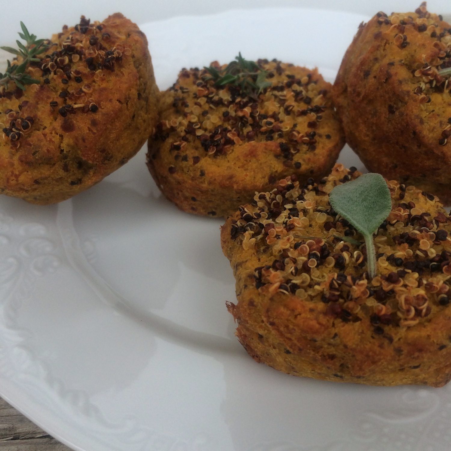 Veganski zeliščni muffini z bučnim pirejem in pisano kvinojo | Cook Eat ...