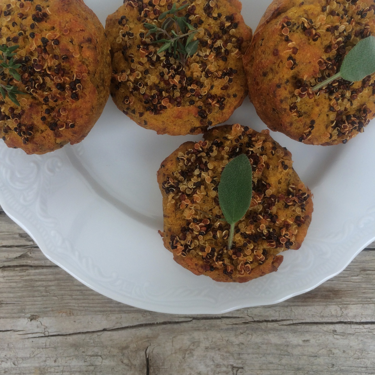 Veganski zeliščni muffini z bučnim pirejem in pisano kvinojo | Cook Eat ...