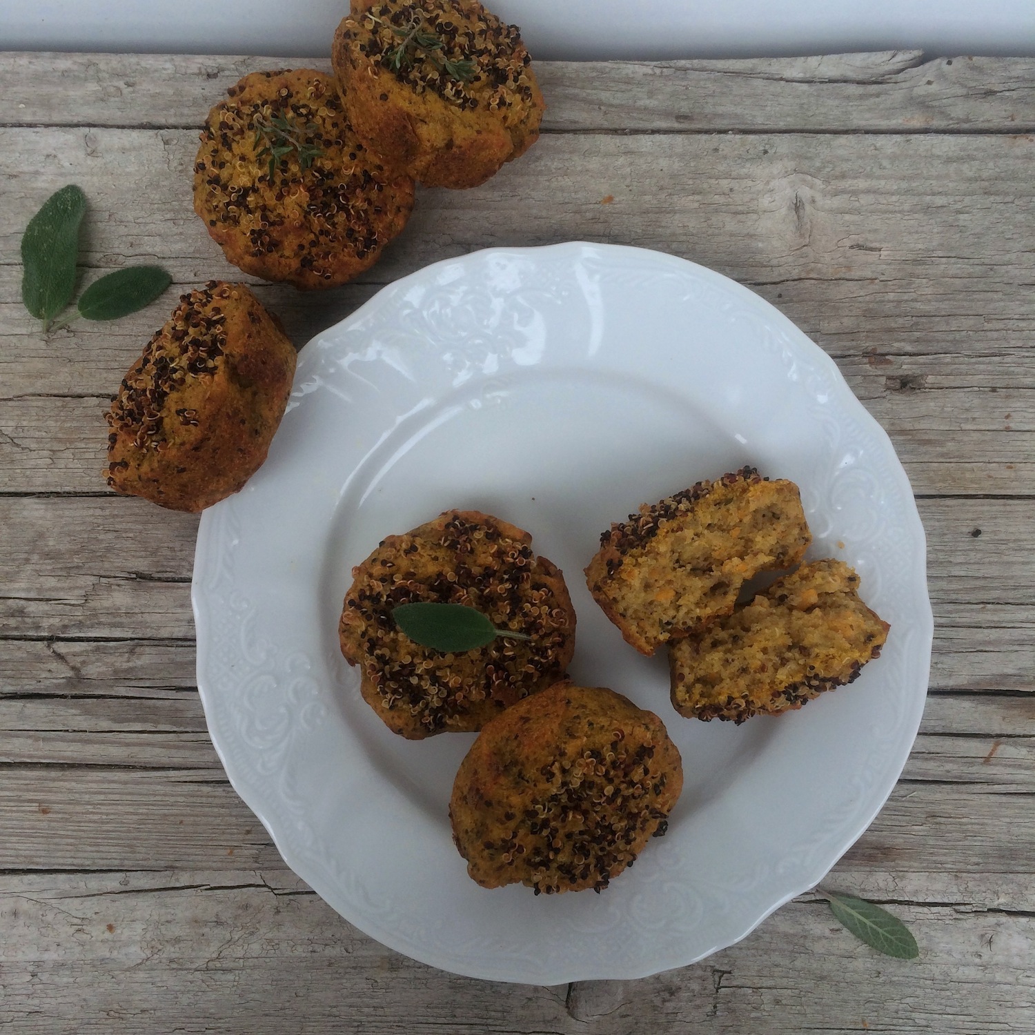 Veganski zeliščni muffini z bučnim pirejem in pisano kvinojo | Cook Eat ...