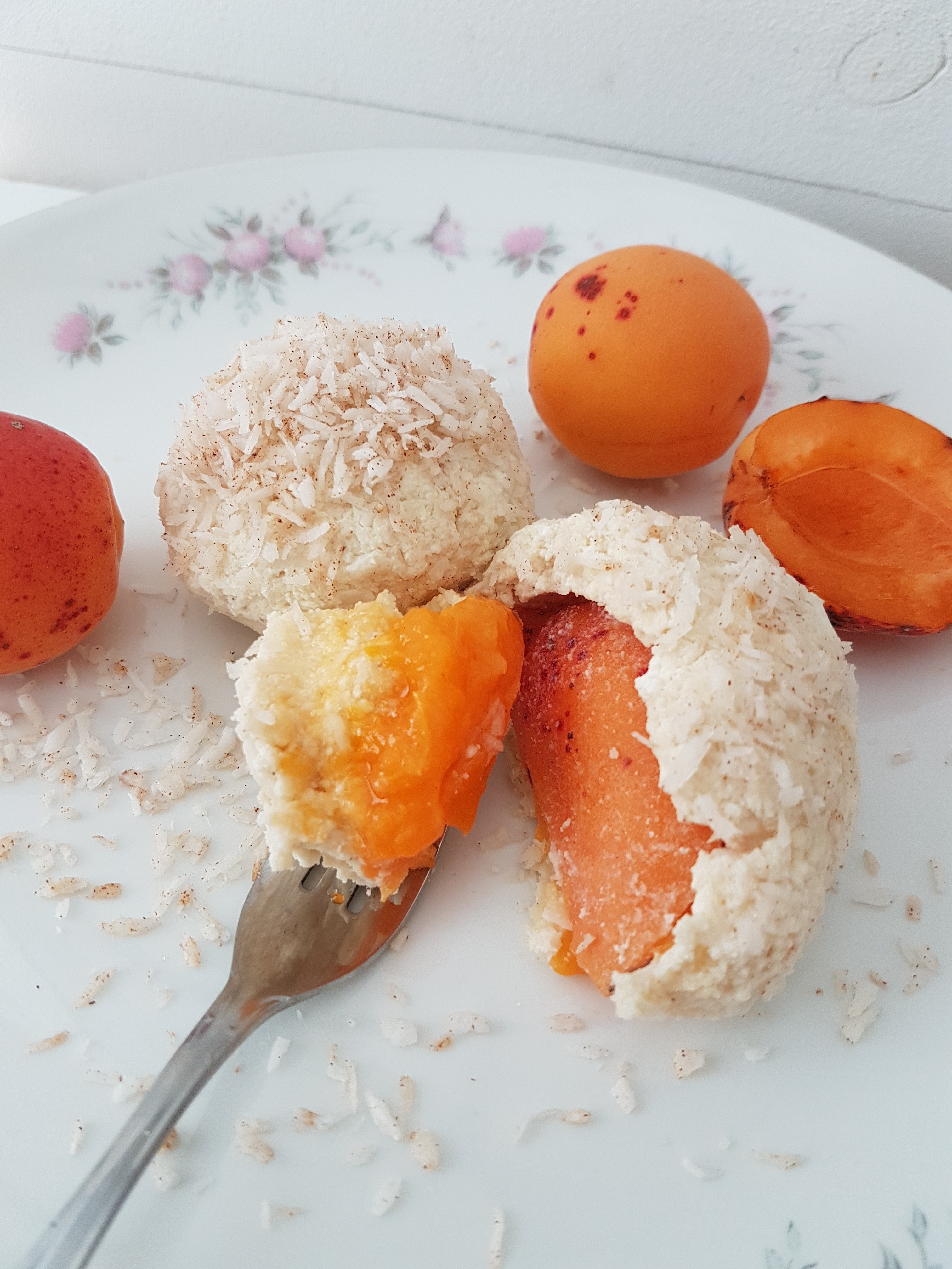 Marelični cmoki s skuto in kokosom | Cook Eat and Smile