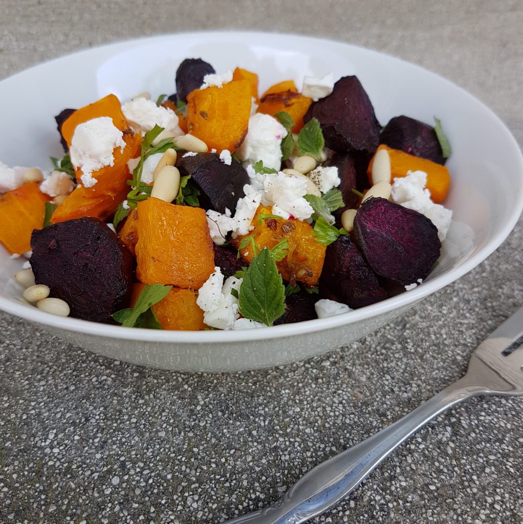 V pečici pečeni buča in pesa s feto, meto in pinjolami | Cook Eat and Smile