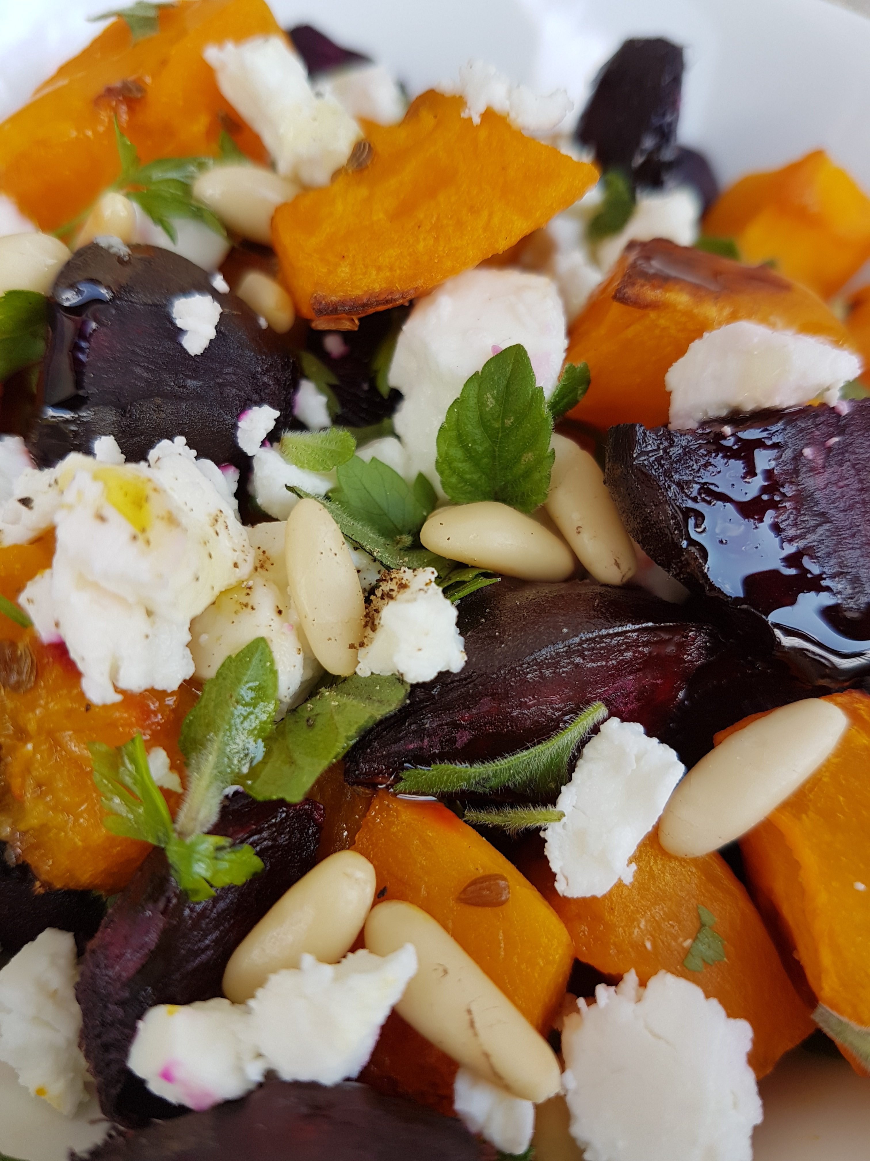 V pečici pečeni buča in pesa s feto, meto in pinjolami | Cook Eat and Smile