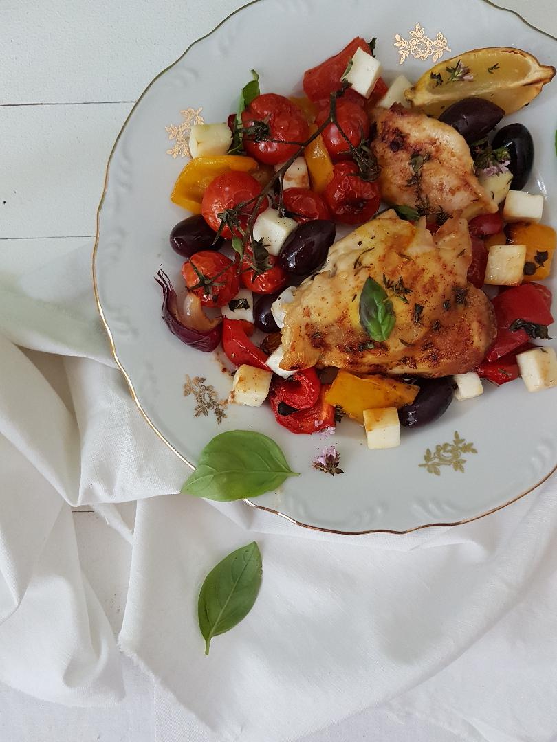 Pečena mediteranska zelenjava s piščancem in kozjim sirčkom | Cook Eat ...
