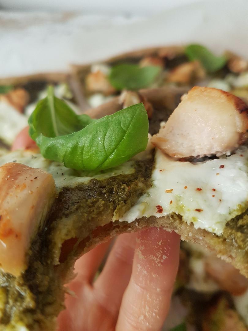 Pica s pečenim piščancem, orehovim pestom in kozjim sirom | Cook Eat ...