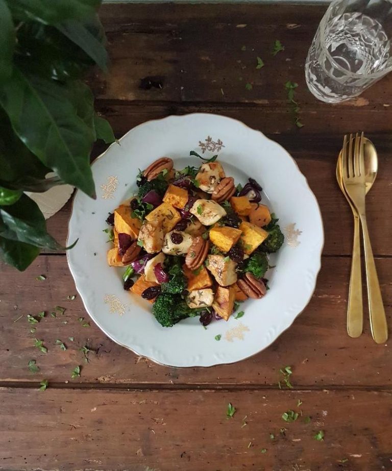 Piščančje kocke s pečenim sladkim krompirjem, brokolijem, brusnicami in ...