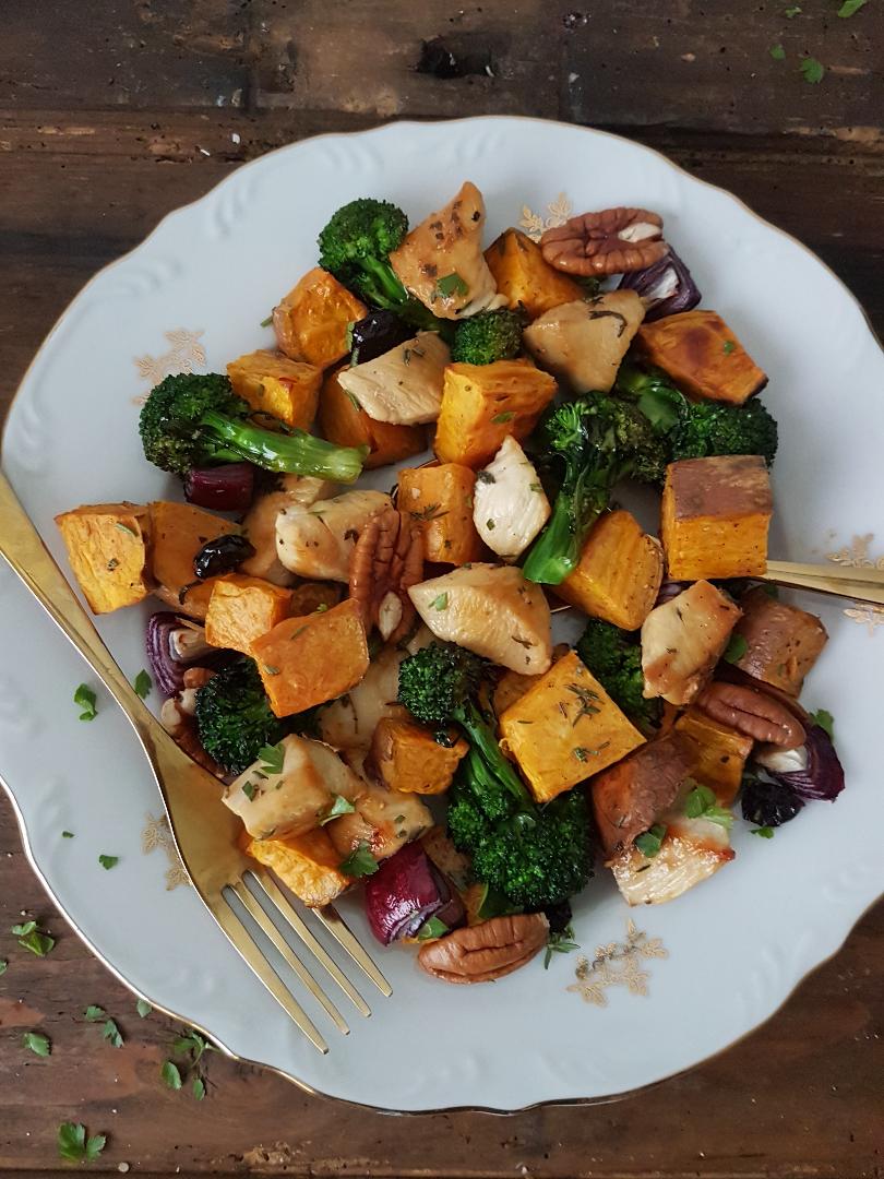 Piščančje kocke s pečenim sladkim krompirjem, brokolijem, brusnicami in ...