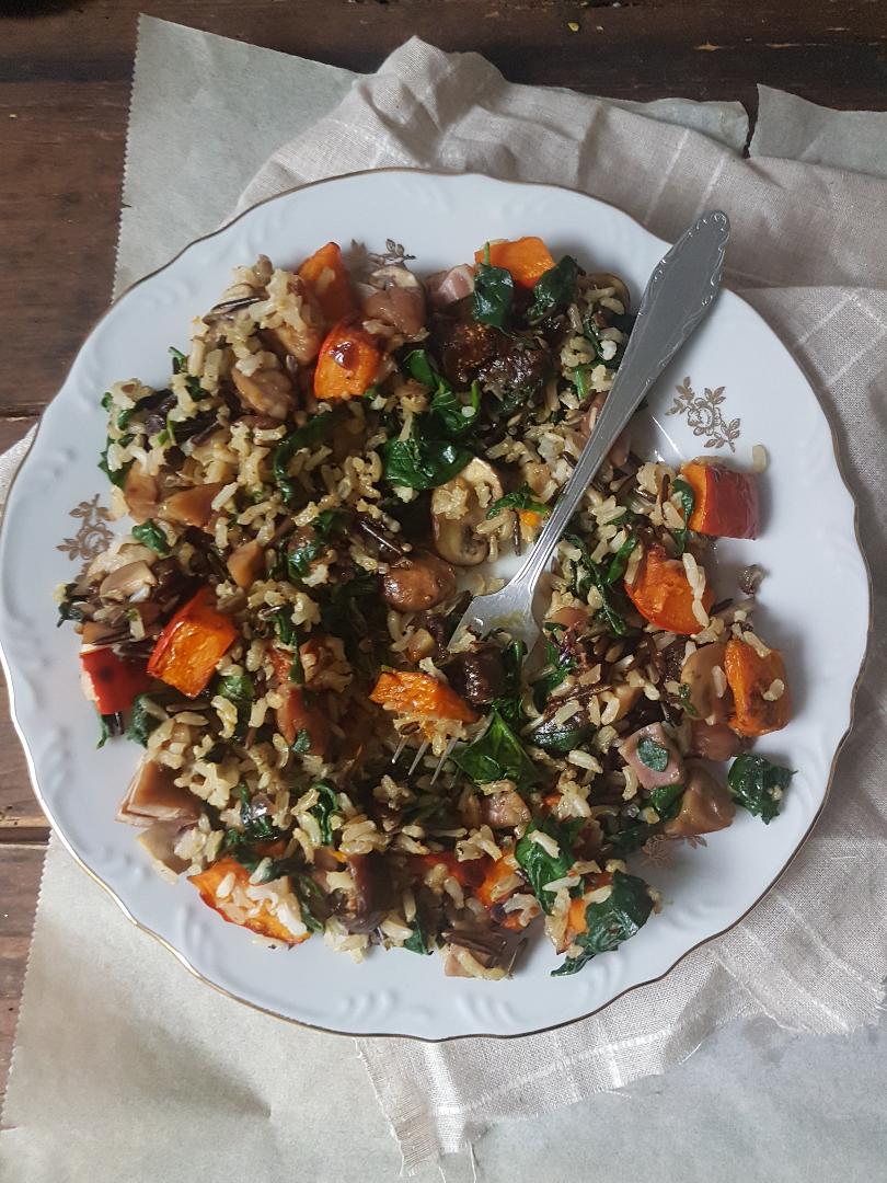 Divji riž s šampinjoni, bučo in špinačo, s kostanji in suhimi figami ...