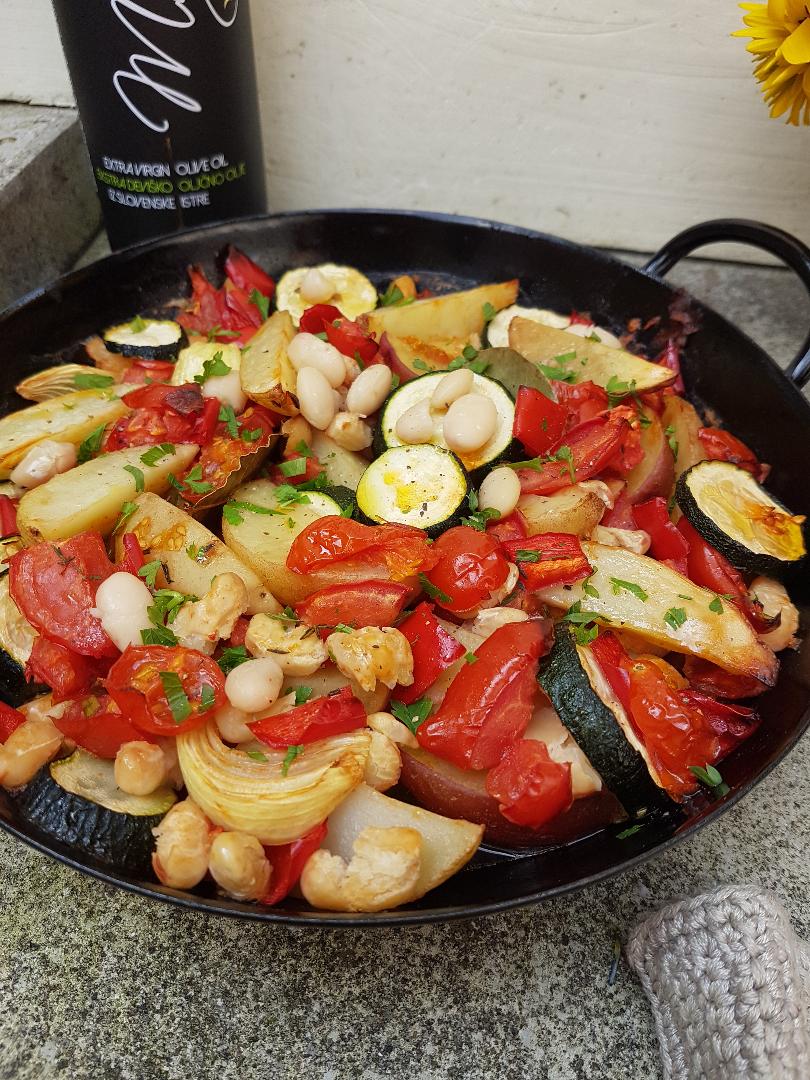 Pečena mediteranska zelenjava z belim fižolom in mandljevim posipom ...